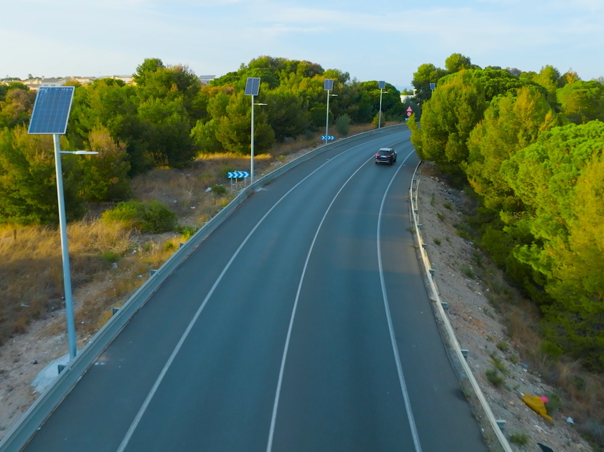 Éclairage solaire sur une route principale - Sunna Design